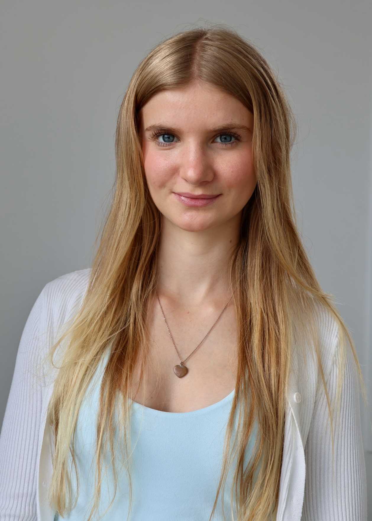 Amelie Dee Profile