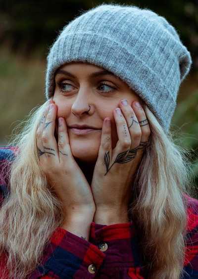 Isabella Garland Headcard